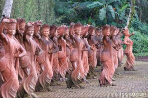 1000 Patung Penari Di Taman Gandrung Terakota Banyuwangi